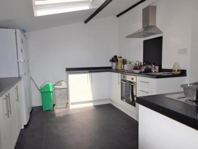 6 bedroom terraced house to rent