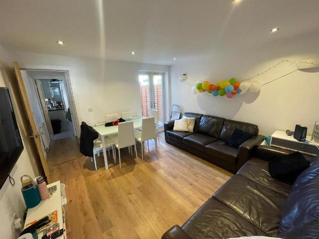 6 bedroom terraced house to rent