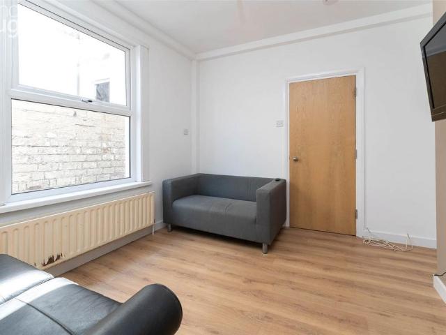 6 bedroom terraced house to rent