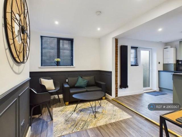 6 bedroom terraced house to rent
