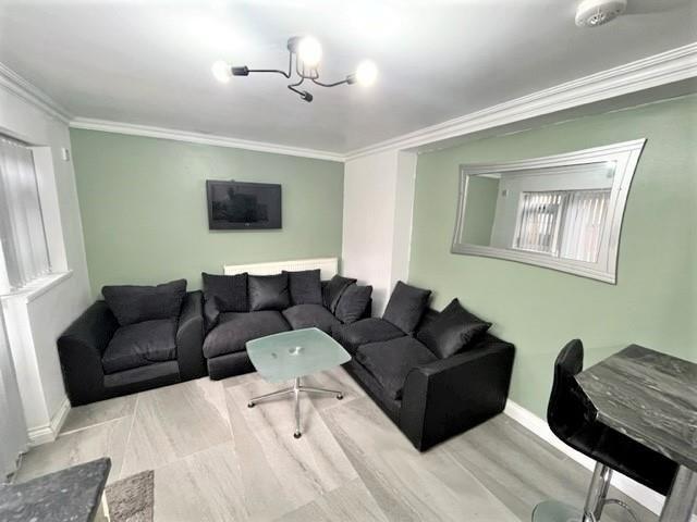 6 bedroom terraced house to rent