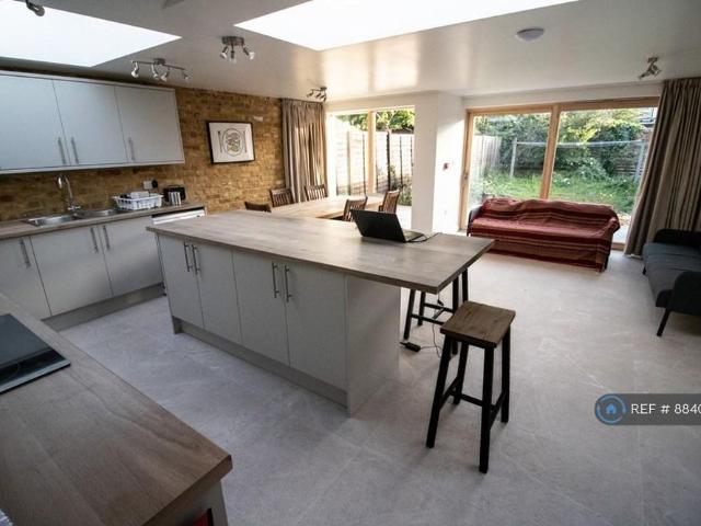 6 bedroom terraced house to rent
