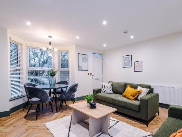 6 bedroom terraced house to rent