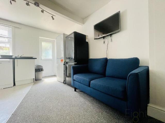 6 bedroom terraced house to rent