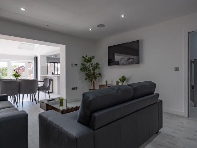6 bedroom terraced house to rent