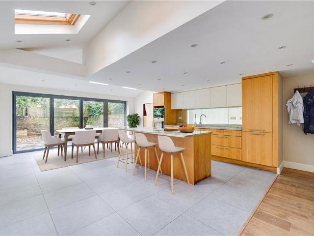 6 bedroom terraced house to rent