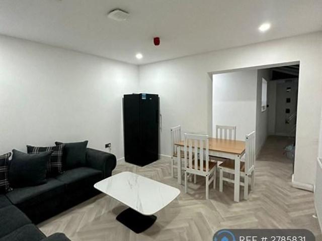 6 bedroom terraced house to rent
