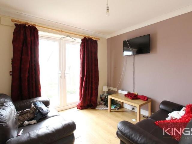 6 bedroom terraced house to rent