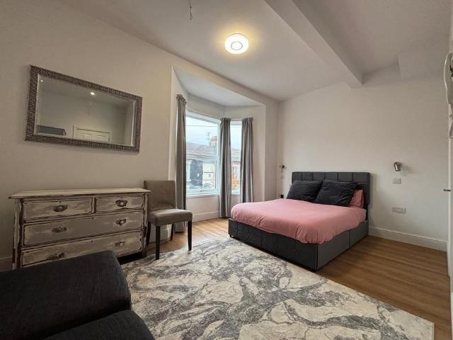 6 bedroom terraced house to rent