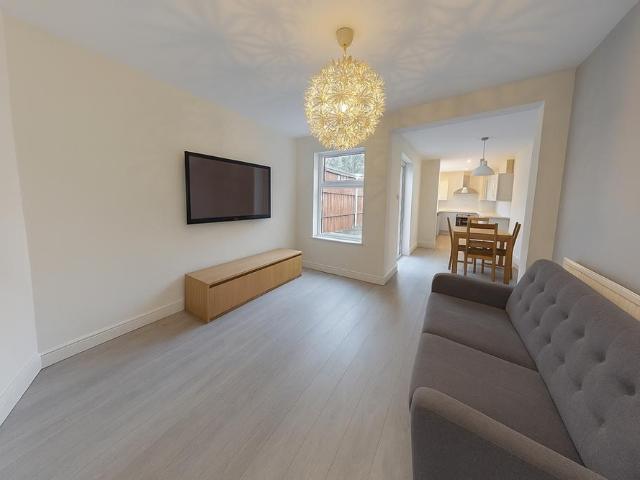 6 bedroom terraced house to rent