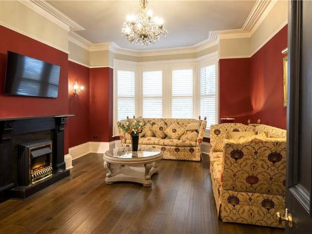 6 bedroom terraced house to rent