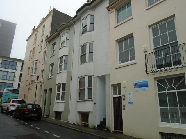 6 bedroom terraced house to rent