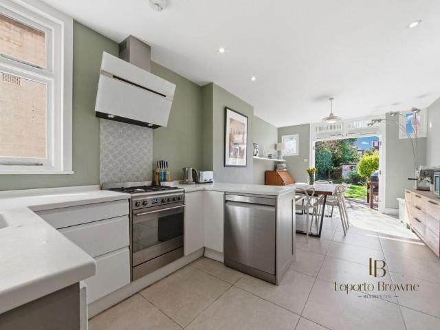 6 bedroom terraced house to rent