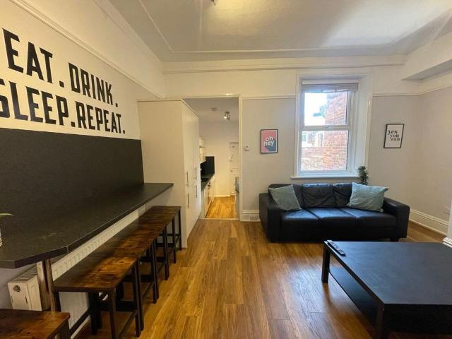 6 bedroom terraced house to rent