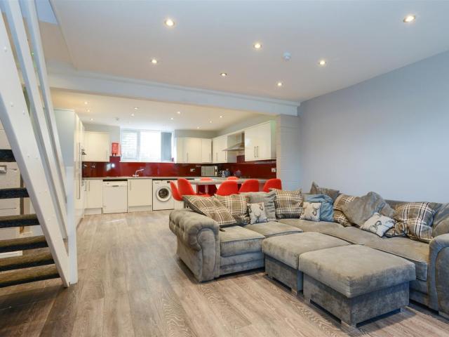 6 bedroom terraced house to rent