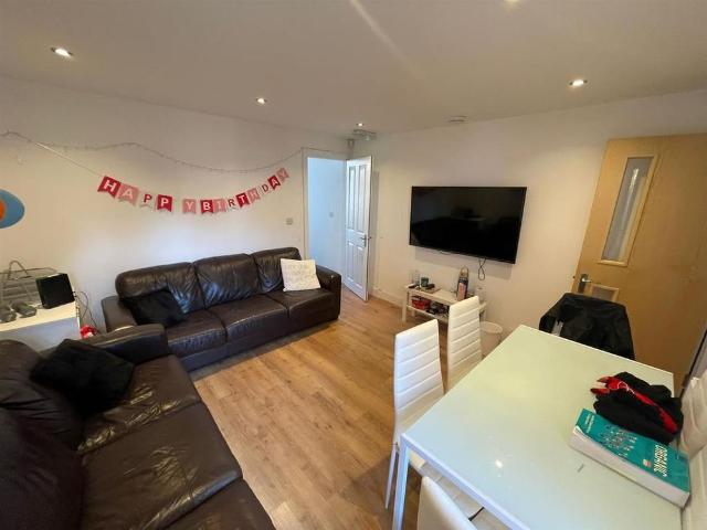 6 bedroom terraced house to rent