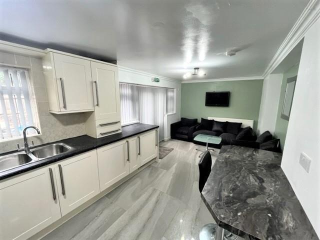 6 bedroom terraced house to rent