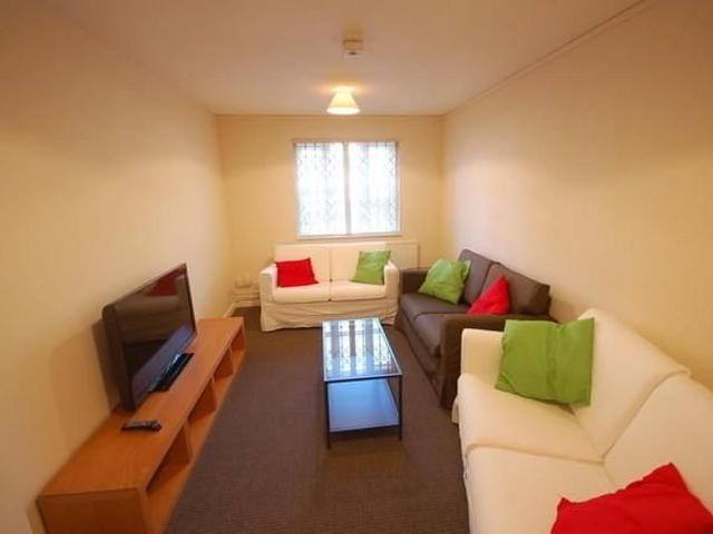 6 bedroom terraced house to rent
