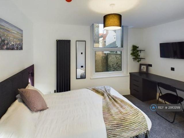 6 bedroom terraced house to rent