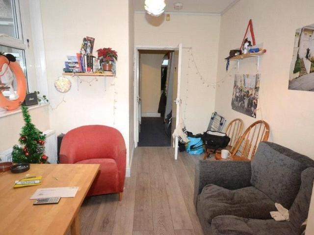 6 bedroom terraced house to rent
