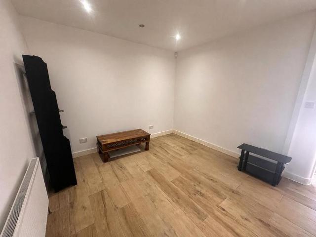 6 bedroom terraced house to rent