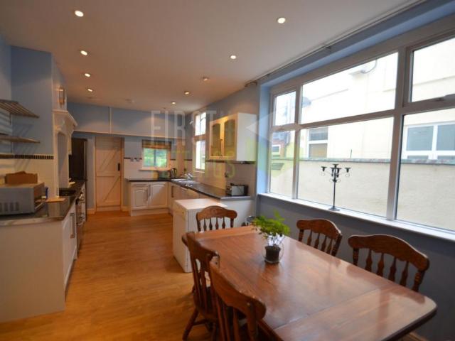 5 bedroom terraced house to rent