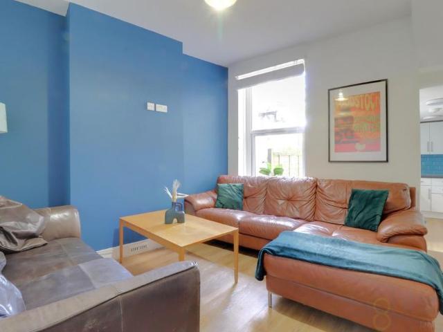 6 bedroom terraced house to rent