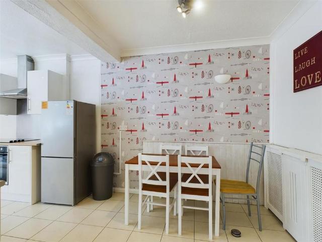 6 bedroom terraced house to rent