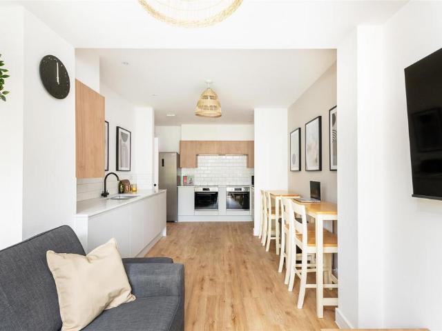 6 bedroom terraced house to rent