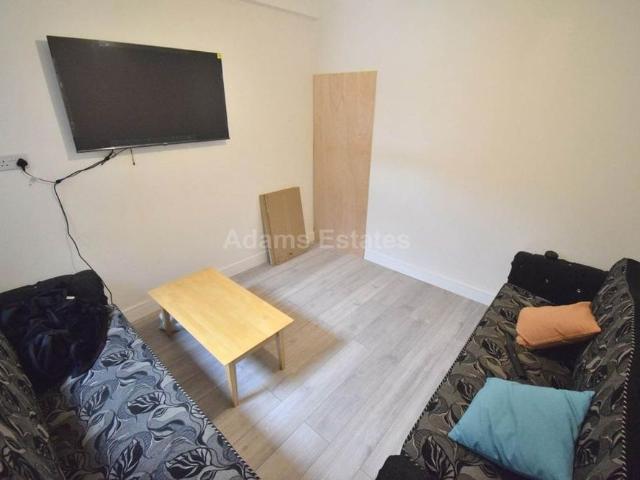 6 bedroom terraced house to rent