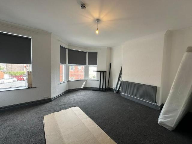 6 bedroom terraced house to rent