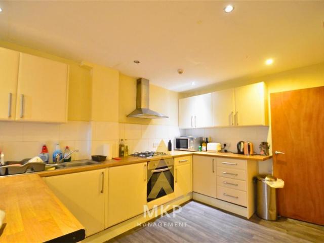 6 bedroom terraced house to rent