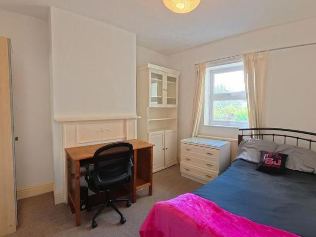 6 bedroom terraced house to rent