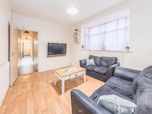 6 bedroom terraced house to rent