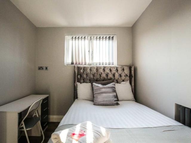 6 bedroom terraced house to rent