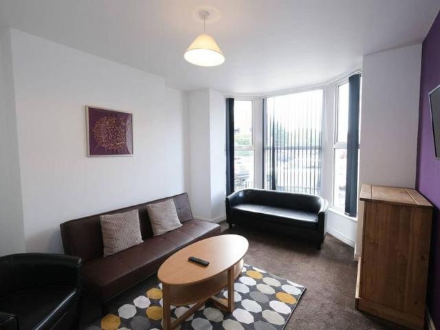 6 bedroom terraced house to rent