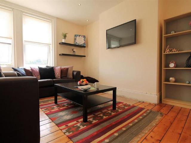 6 bedroom terraced house to rent