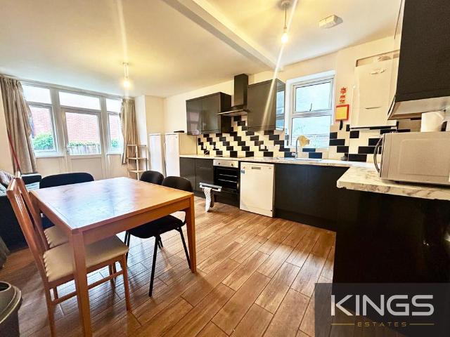 6 bedroom terraced house to rent