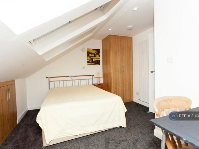 6 bedroom terraced house to rent