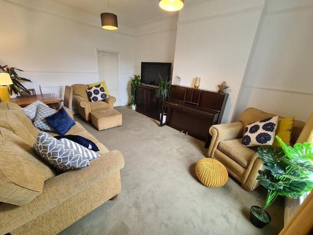6 bedroom terraced house to rent