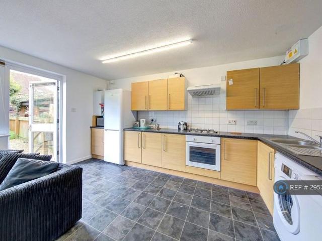 6 bedroom terraced house to rent