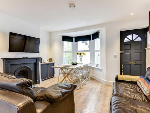 6 bedroom terraced house to rent