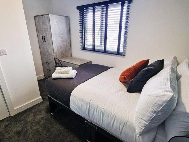 6 bedroom terraced house to rent