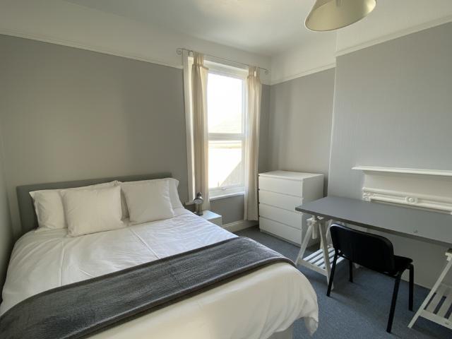 6 bedroom terraced house to rent
