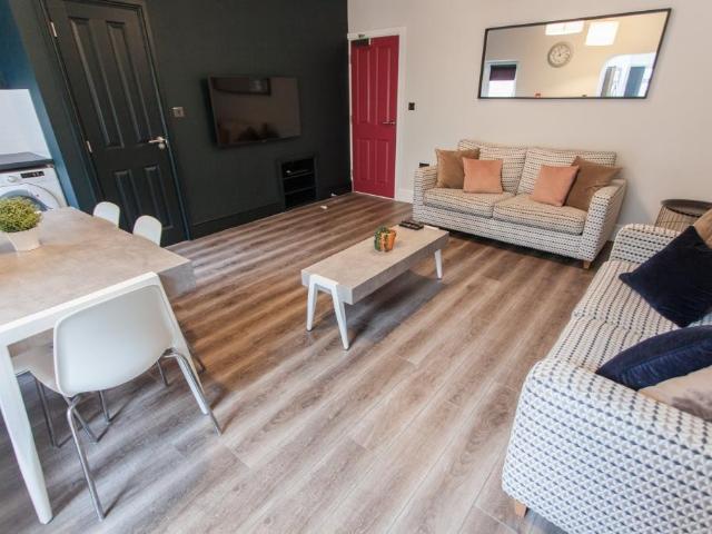 6 bedroom terraced house to rent