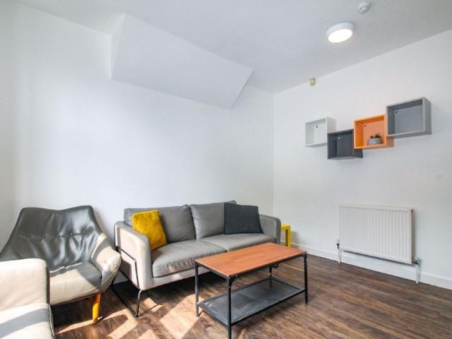 6 bedroom terraced house to rent