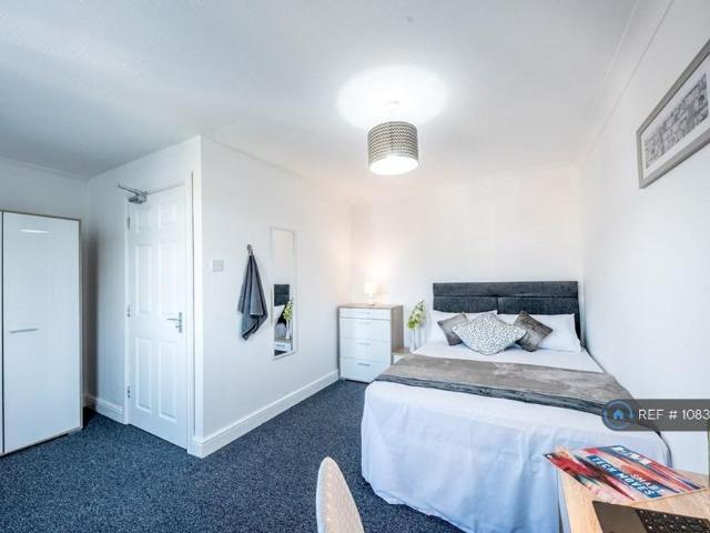 6 bedroom terraced house to rent