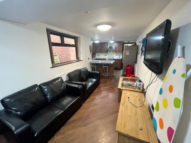 6 bedroom terraced house to rent