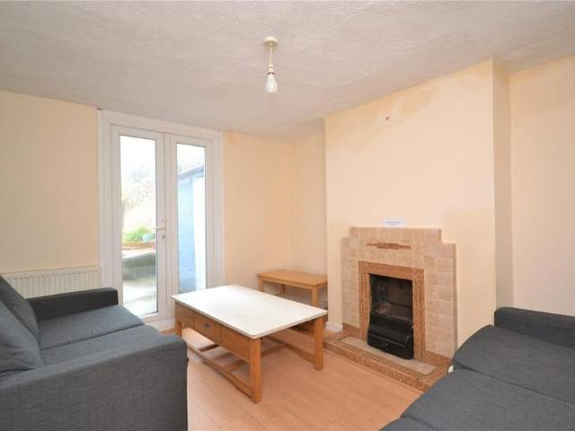 6 bedroom terraced house to rent