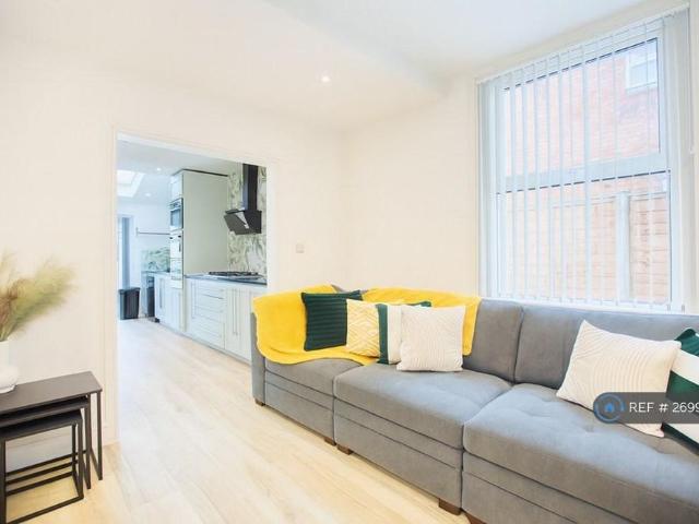 6 bedroom terraced house to rent